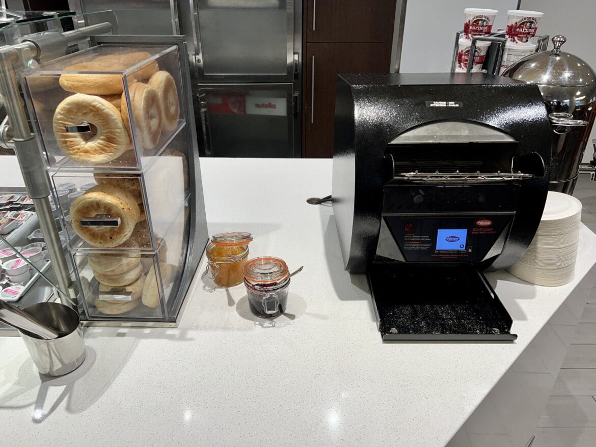 Lounge Review: Delta Sky Club® (MSP - F/G Concourse) - The Bulkhead Seat