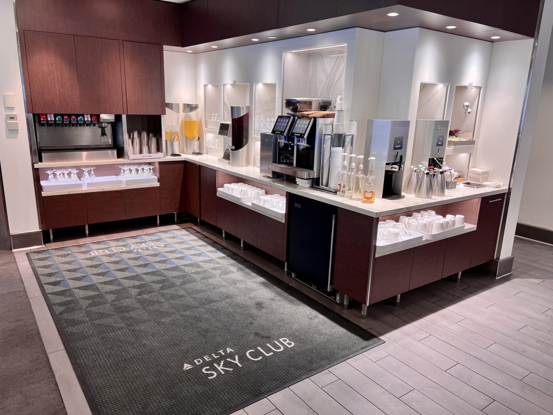 Lounge Review: Delta Sky Club® (MSP - F/G Concourse) - The Bulkhead Seat