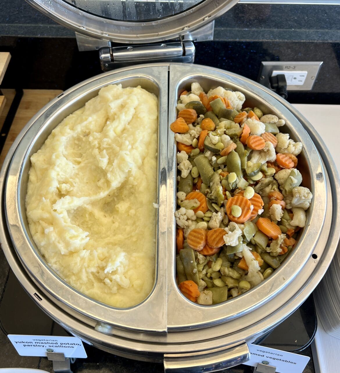 Lounge Review: Delta Sky Club® (EWR - Gates B40 to B47) (CLOSED) - The ...