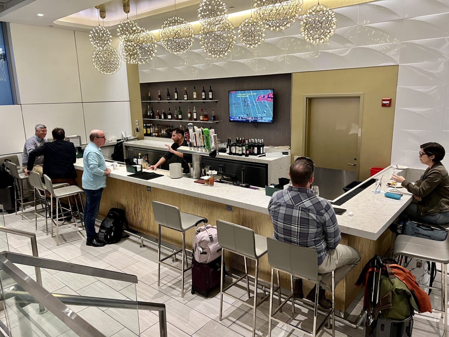 Lounge Review: United Club℠ (ORD - Gate B18) - The Bulkhead Seat
