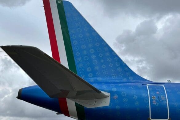 Yawn: Delta Unveils New Uniforms Designed by GPS Apparel by Gap Inc ...