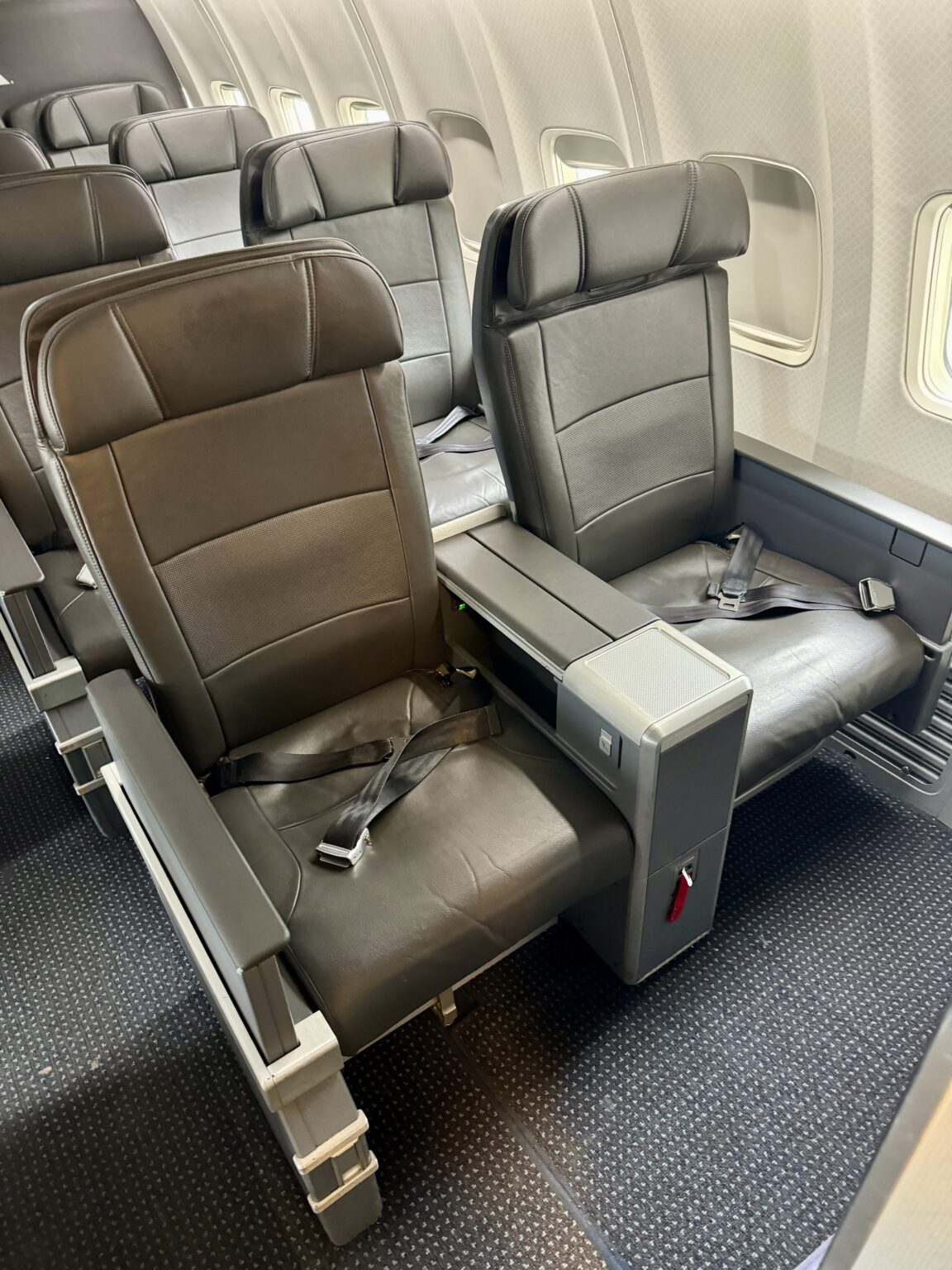 Flight Review: American Airlines Boeing 737 First Class - ORD-EWR - The ...