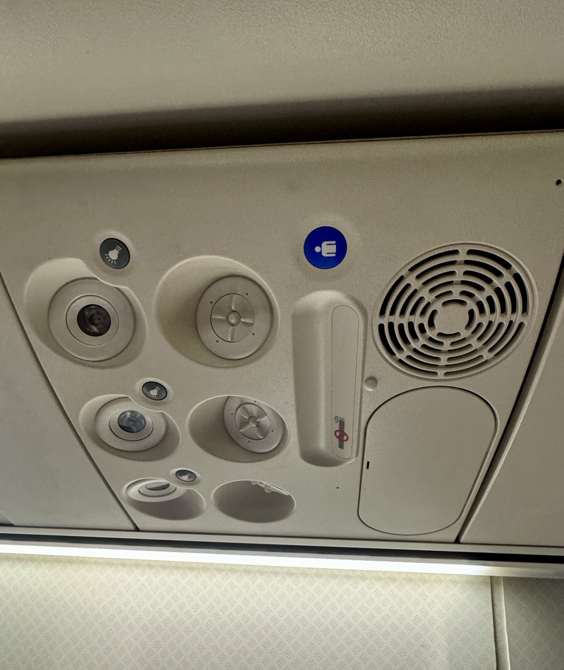 Flight Review: American Airlines Boeing 737 First Class - ORD-EWR - The ...