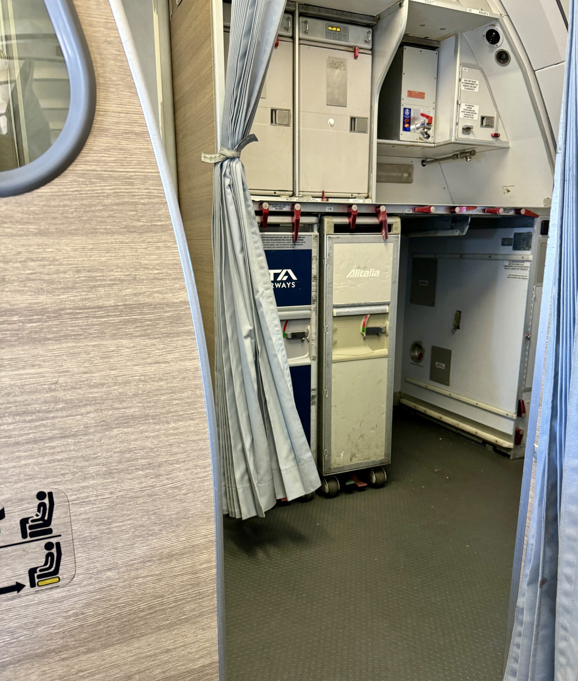 Flight Review: ITA Airways Airbus A320 Business Class - BDS-FCO - The ...