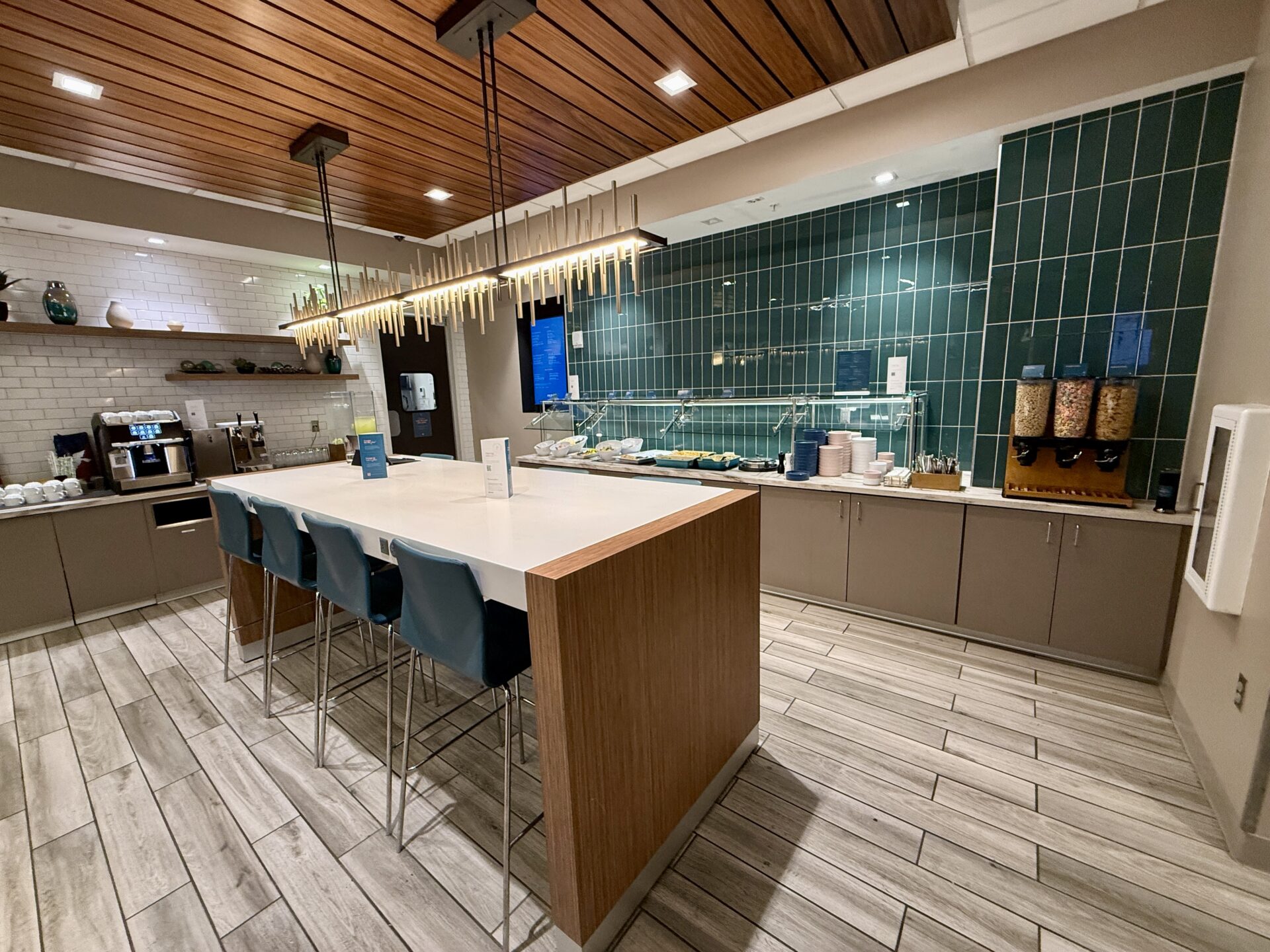 Lounge Review: Escape Lounge – The Centurion® Studio Partner (CVG ...