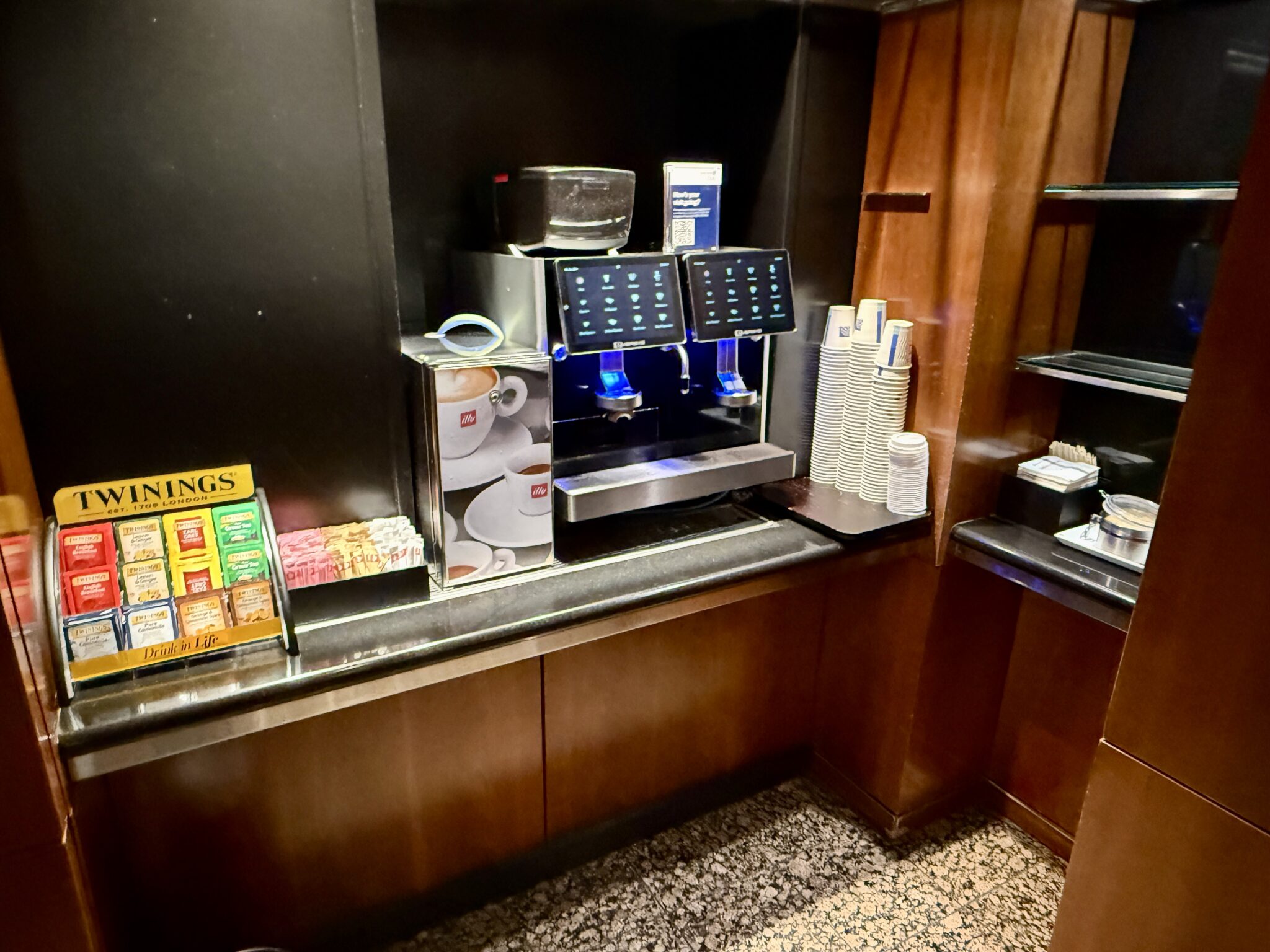 Lounge Review: United Club℠ (IAD - Gate C7) - The Bulkhead Seat