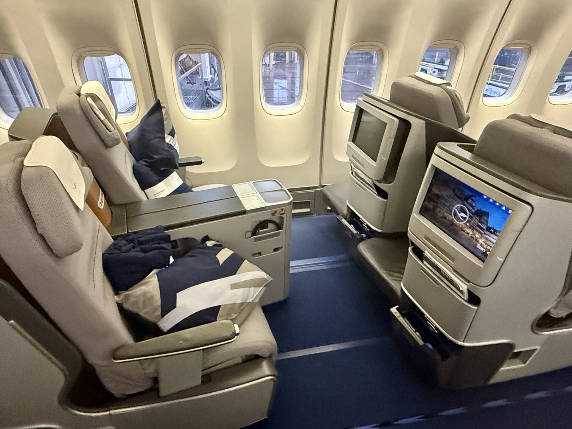 Flight Review: Lufthansa Boeing 747-400 Business Class – YYZ-FRA - The ...