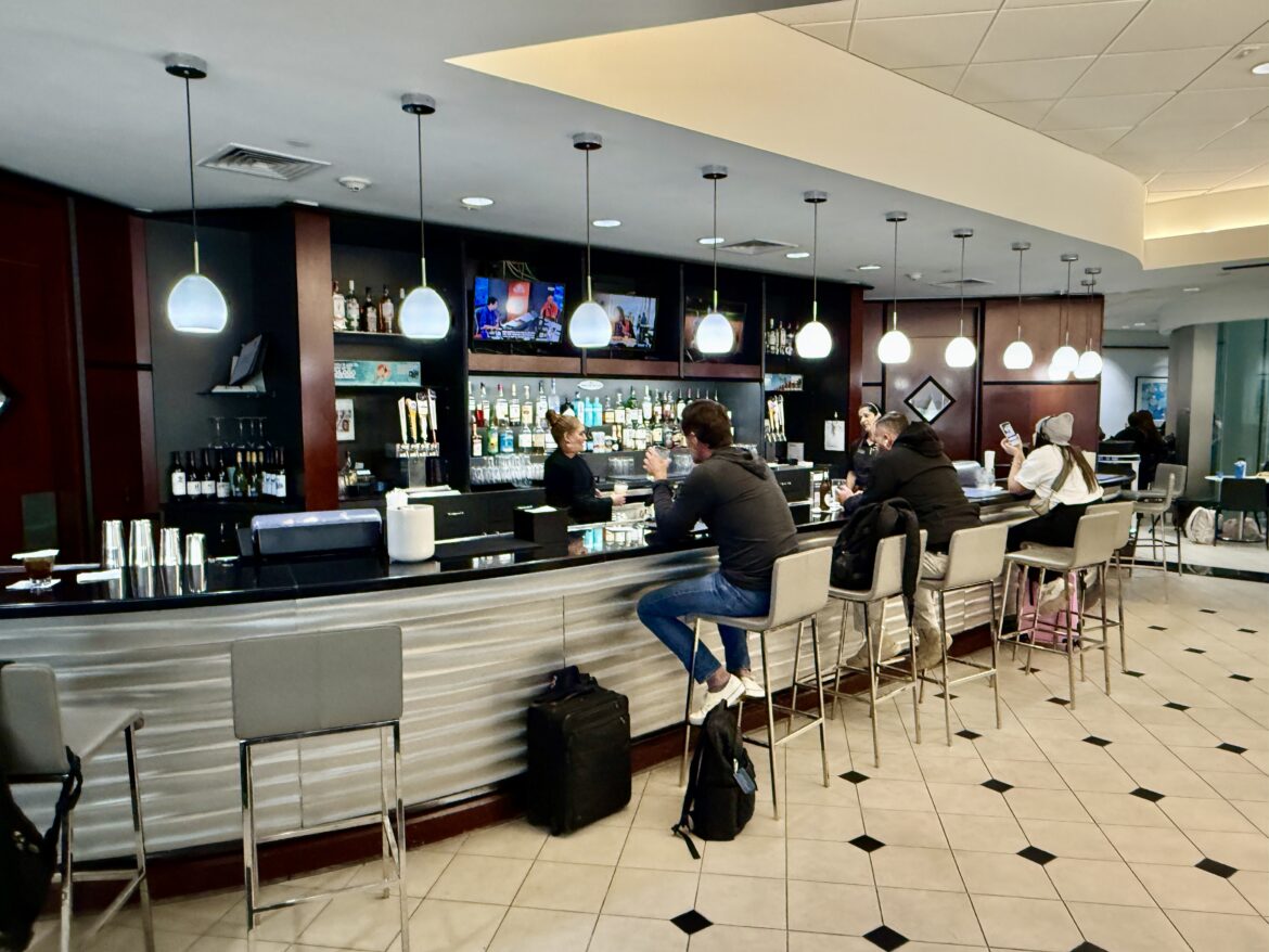 Lounge Review: United Club℠ (IAH – Gates E11 and E12) - The Bulkhead Seat