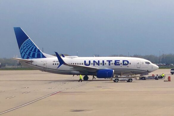 United Aircraft Suffers Mechanical Issue and Loses Wheel Upon Landing ...