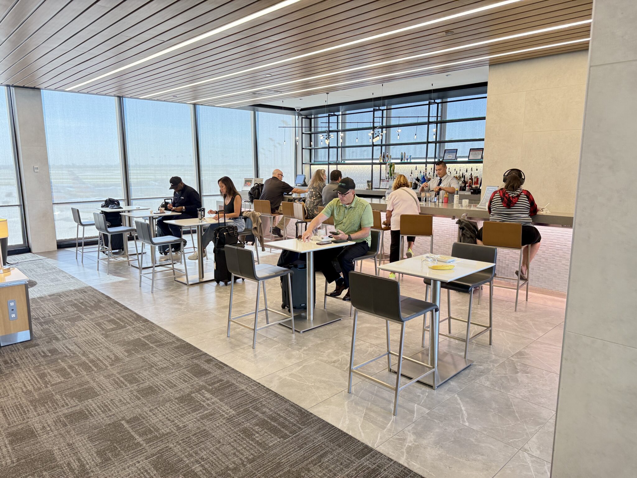 Lounge Review: Admirals Club® (ORD – Terminal 3, Concourse H/K) - The ...