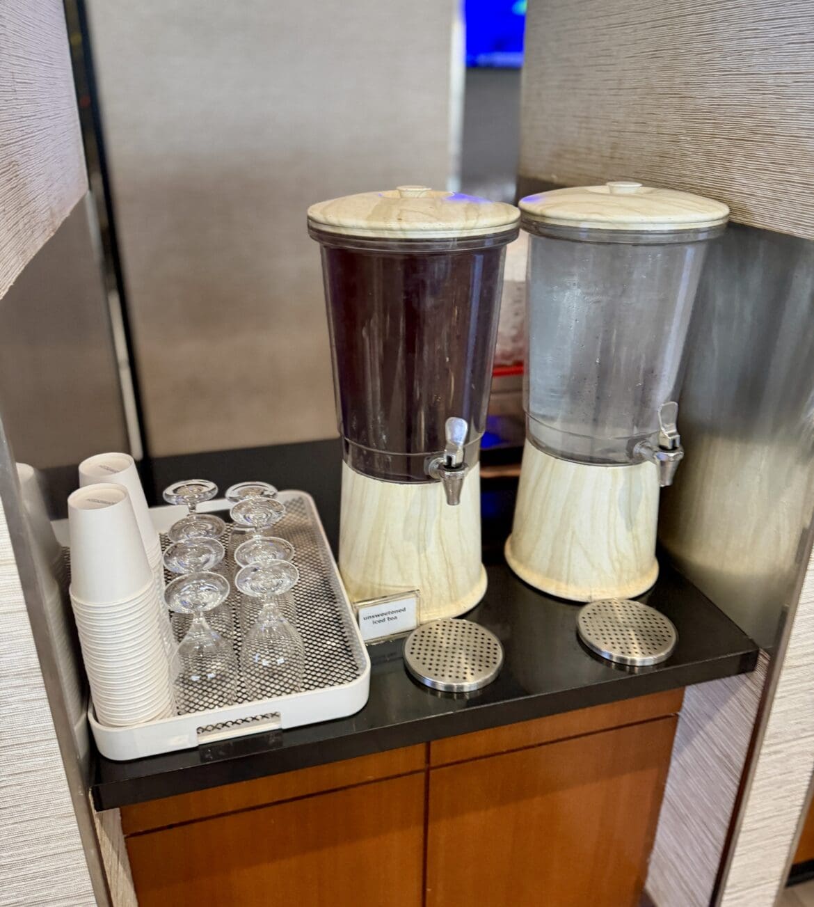 Lounge Review: Delta Sky Club® (DFW Gates – E10 and E11) - The Bulkhead ...