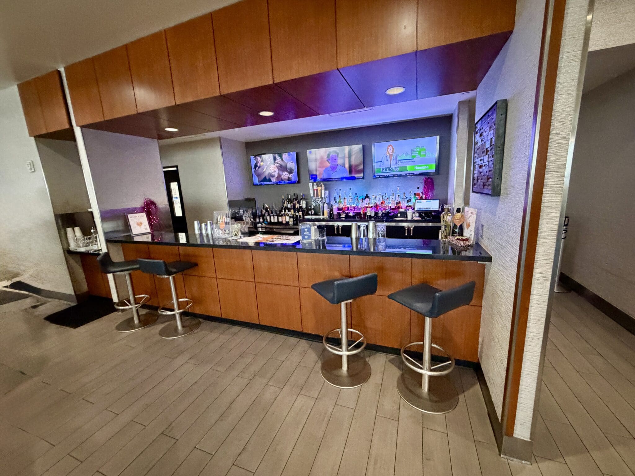 Lounge Review: Delta Sky Club® (DFW Gates – E10 and E11) - The Bulkhead ...