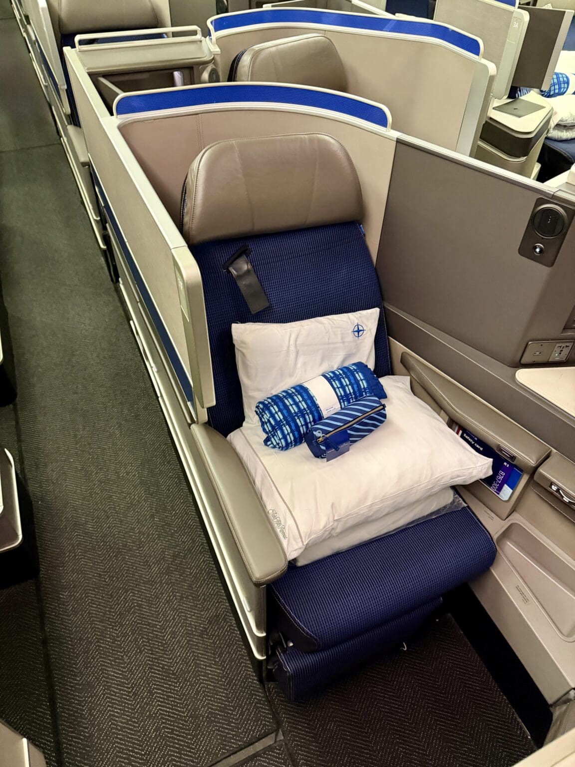 Flight Review: United Airlines Boeing 767-300ER Polaris® – EWR-LHR ...